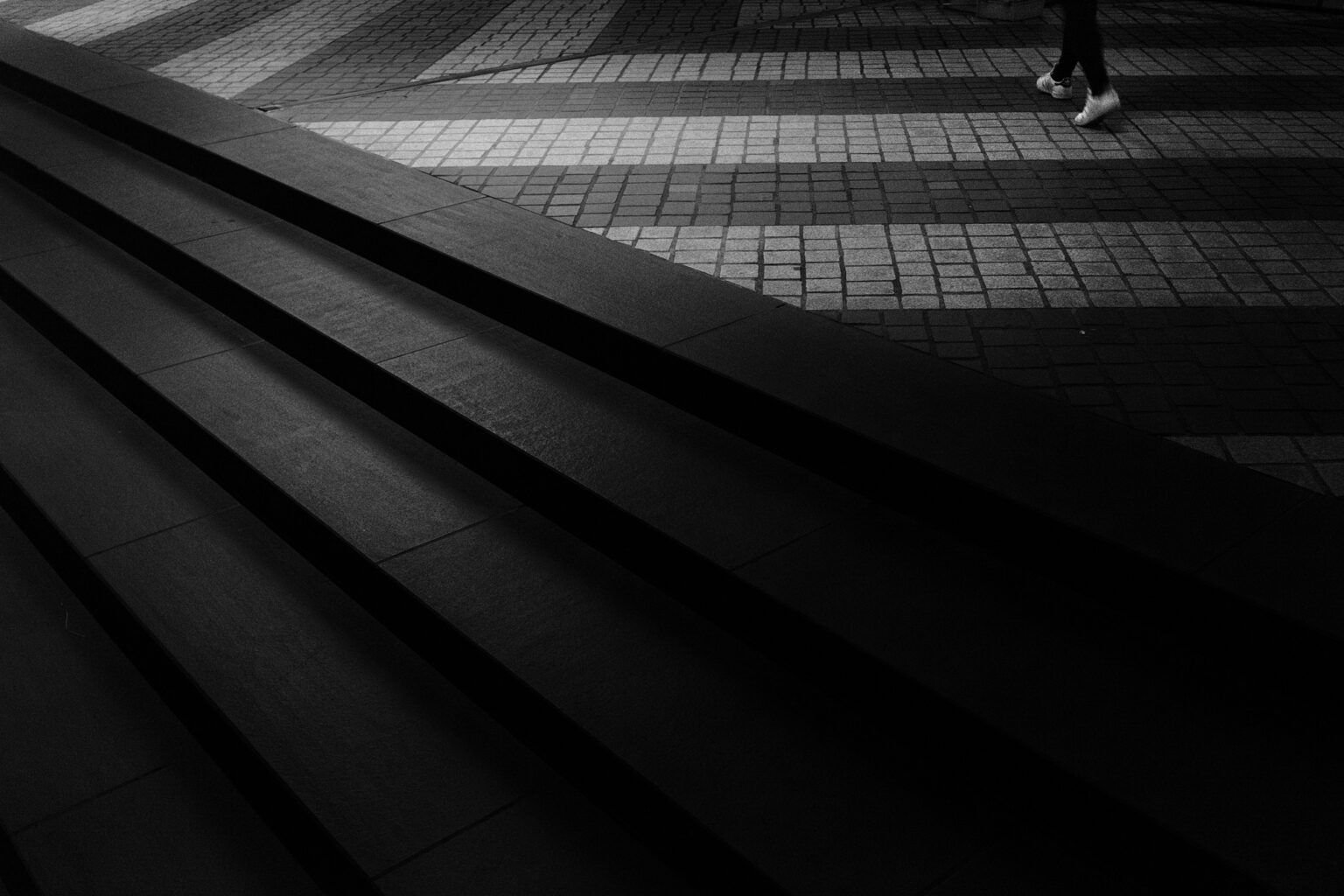 Minimal Approach To Street Photography – FUJILOVE MAGAZINE