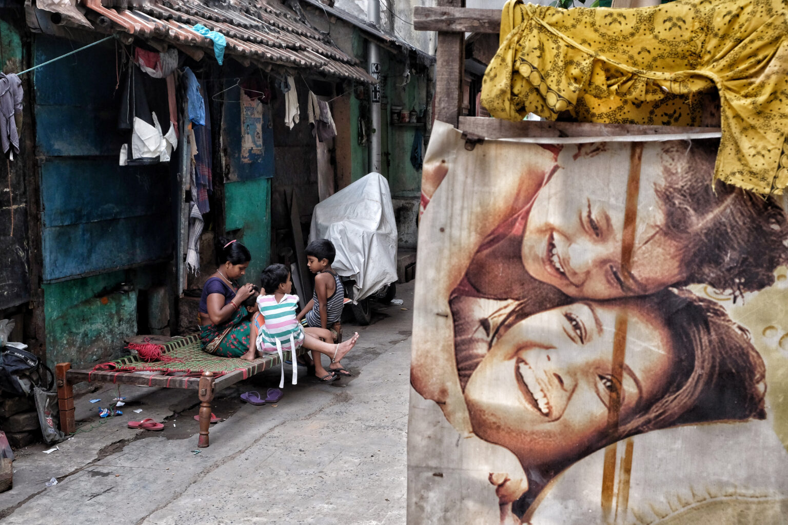 Using Juxtaposition in Street Photography – FUJILOVE MAGAZINE