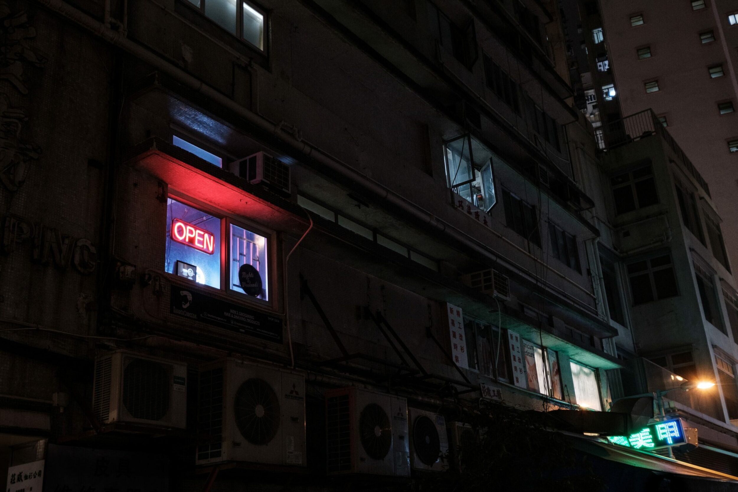 Hong Kong at Night: Painting with Shadows – FUJILOVE MAGAZINE
