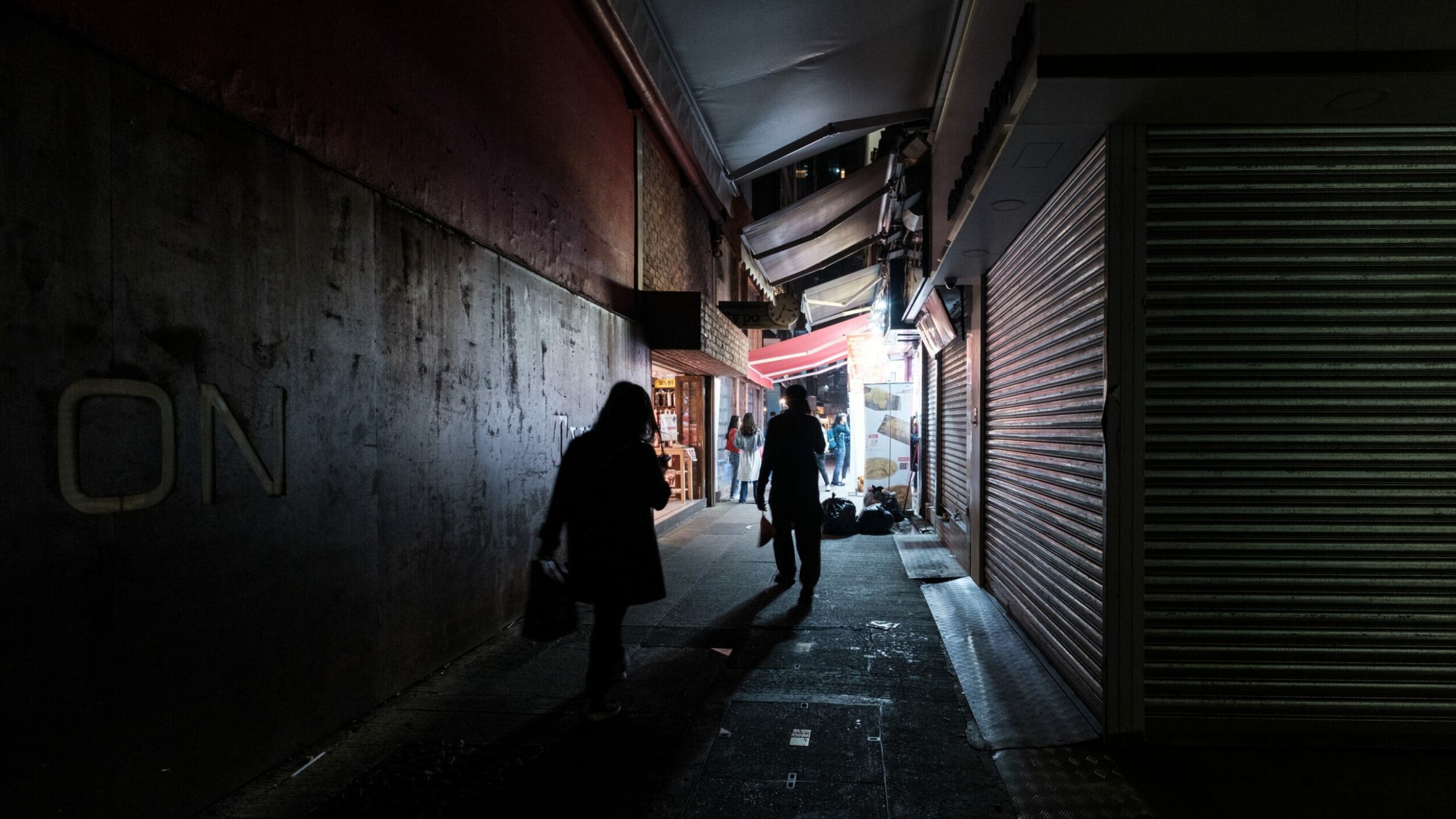 Hong Kong at Night: Painting with Shadows – FUJILOVE MAGAZINE